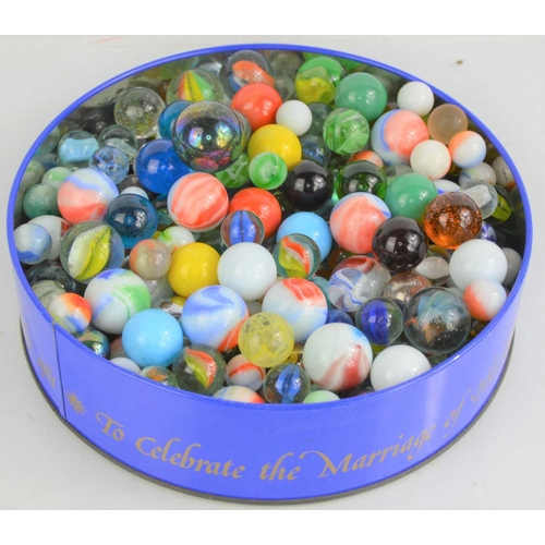 A collection of vintage small and large glass marbles | Barnebys