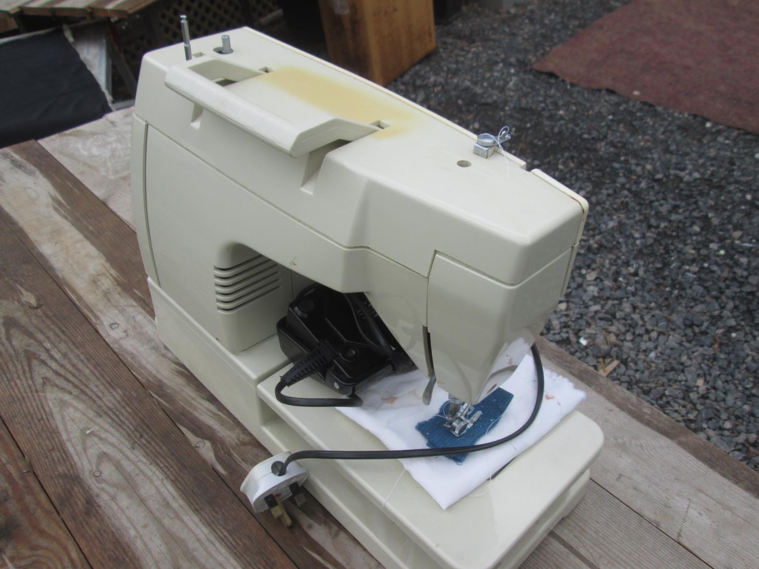 Singer sewing machine Model 9606 with accessories