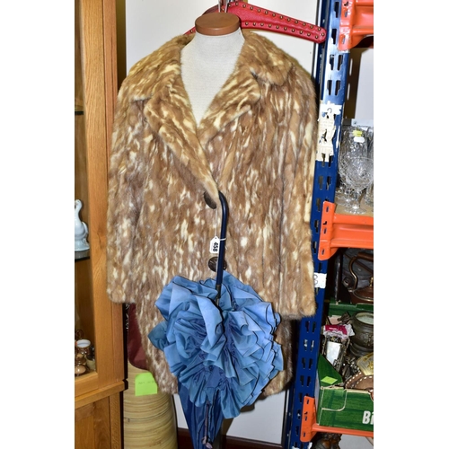 A LADIES VINTAGE LIGHT BROWN AND CREAM MOTTLED FUR COAT, app... | Barnebys