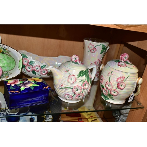 ELEVEN PIECES OF MALING POTTERY, various patterns, four piec... | Barnebys