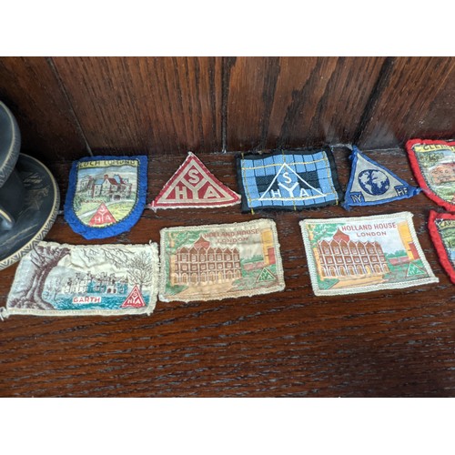 A collection of material badges and pin badges | Barnebys