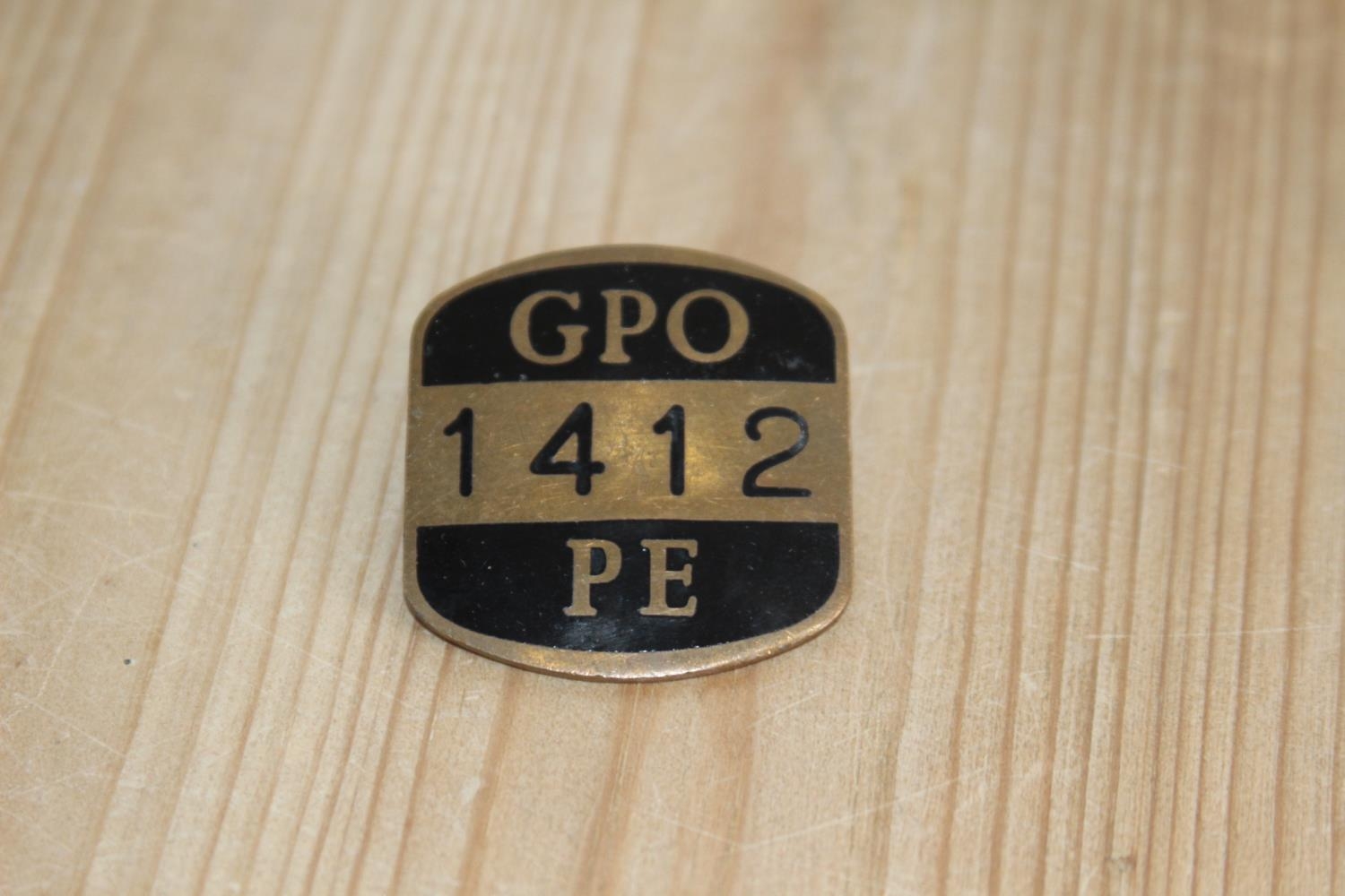 QUANTITY OF VINTAGE MILITARY BADGES INCLUDING VINTAGE GPO BADGE