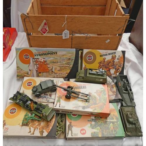 SELECTION OF VINTAGE AIRFIX 1:32 SCALE MILITARY FIGURES INCL... | Barnebys