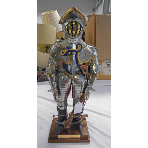 LATE 20TH CENTURY MODEL OF A 16TH CENTURY CAVALIER ARMOUR ON... | Barnebys