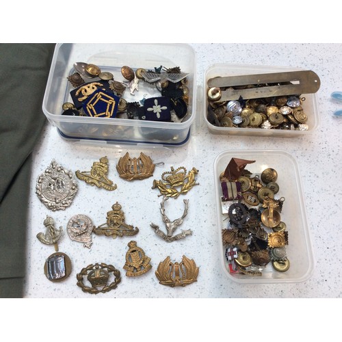 Various military cap badges and shoulder pips and a good qua... | Barnebys