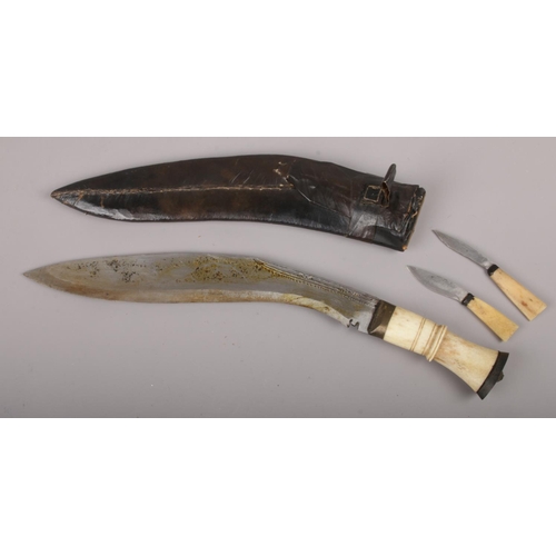 A gurkha's kukri knife in scabbard with - Auktionen & Preisarchiv