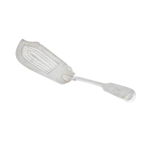 A WILLIAM IV SILVER FIDDLE PATTERN FISH SLICE, with open pie... | Barnebys