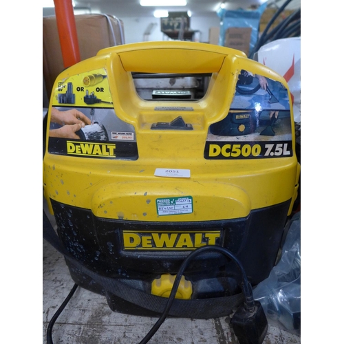 Dewalt 240v/110v wet and dry vac - W - plus battery (DC500, ... | Barnebys