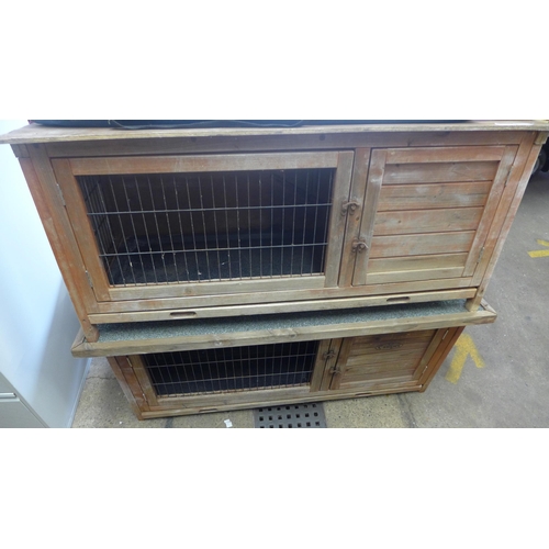 2 Casper rabbit hutches, can be joined by ramp | Barnebys