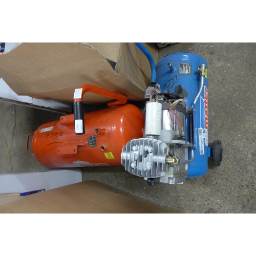 2 Clarke compressor tanks, 1 with motor | Barnebys