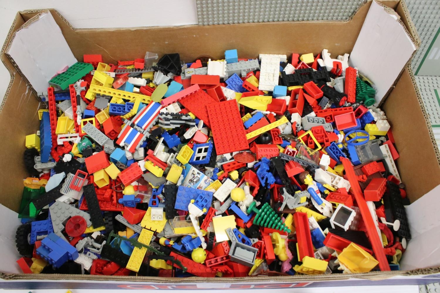Lego - Collection of 1980s Lego System including bricks, minifigures ...