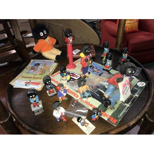 A collection of Robertsons Golly items including Badges, and... | Barnebys