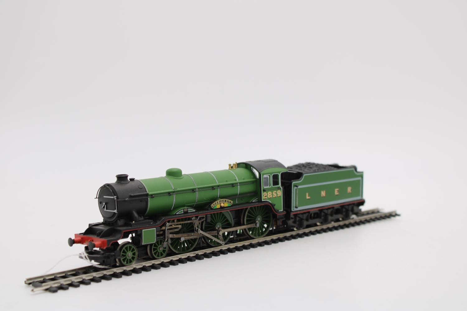 A LNER NO.2859 'NORWICH CITY' B17 FOOTBALLER CLASS GRESLEY LOCO WITH ...