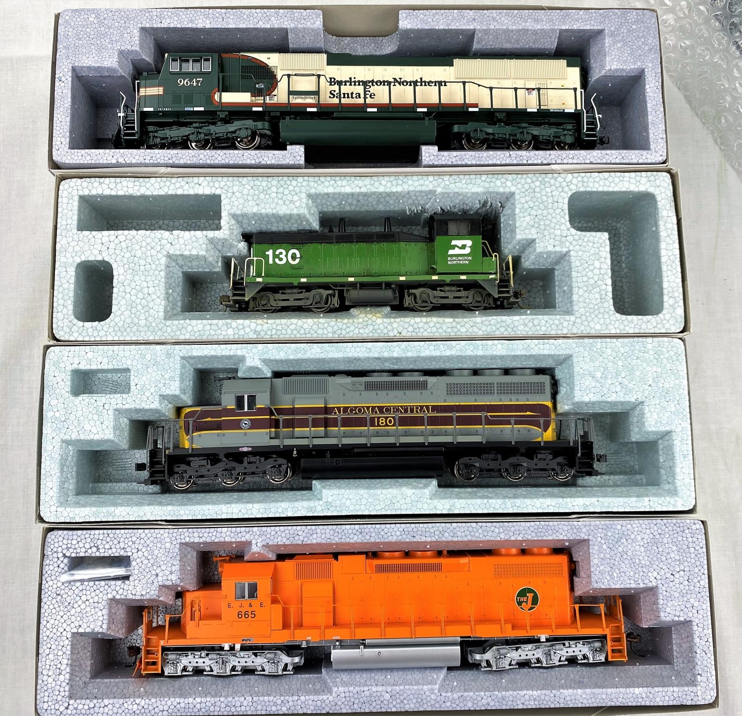 KATO: 4 HO model locomotives: EMD SD 70 - Auktionen & Preisarchiv