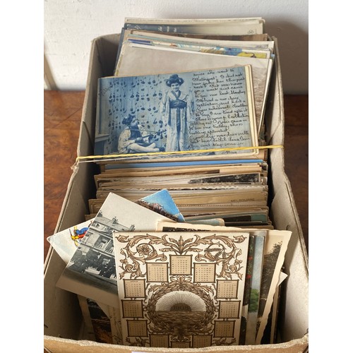 Postcards: a box of approximately 700 overseas cards - | Barnebys