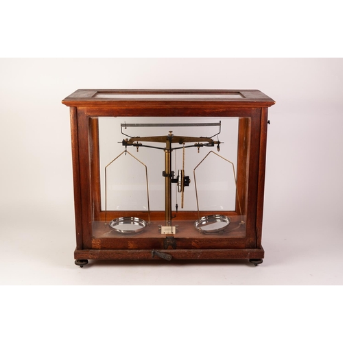 SET OF BRASS BALANCE SCALES WITH WEIGHTS, IN GLAZED MAHOGANY... | Barnebys