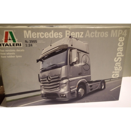 Boxed Italeri Mercedes Benz Actros MP4 HGV motor unit model.... | Barnebys