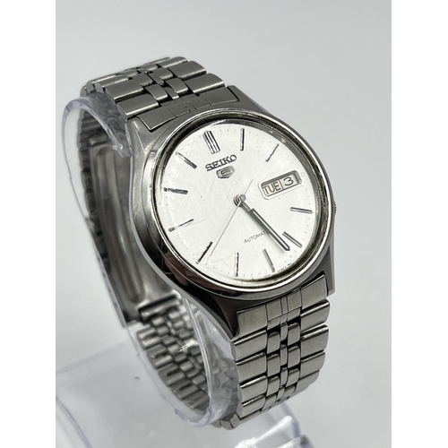 Two vintage Seiko 5 automatic men's wristwatches, one ref. 7009-876A and one 7009-8980