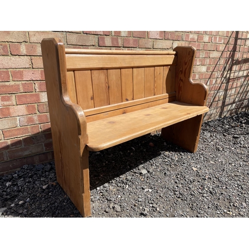 A country pine pew bench 115cm wide | Barnebys