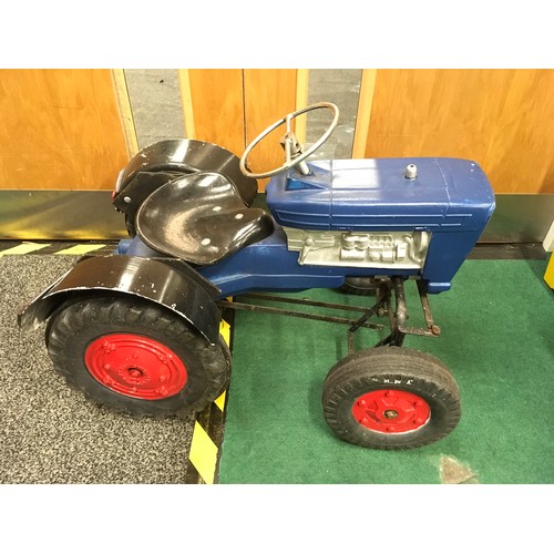 Triang ride on tractor. | Barnebys