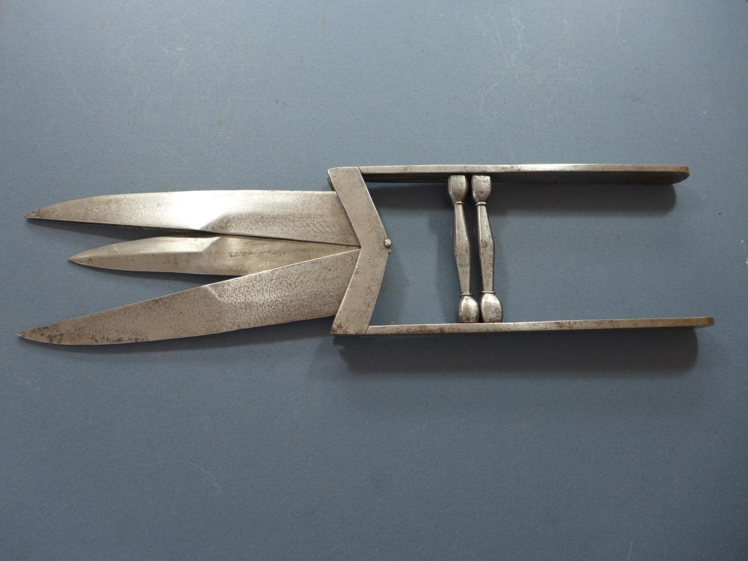 AN INDIAN THREE BLADED SPLIT KATAR KNIFE SET - INNER BLADE 17 CM, OUTER ...