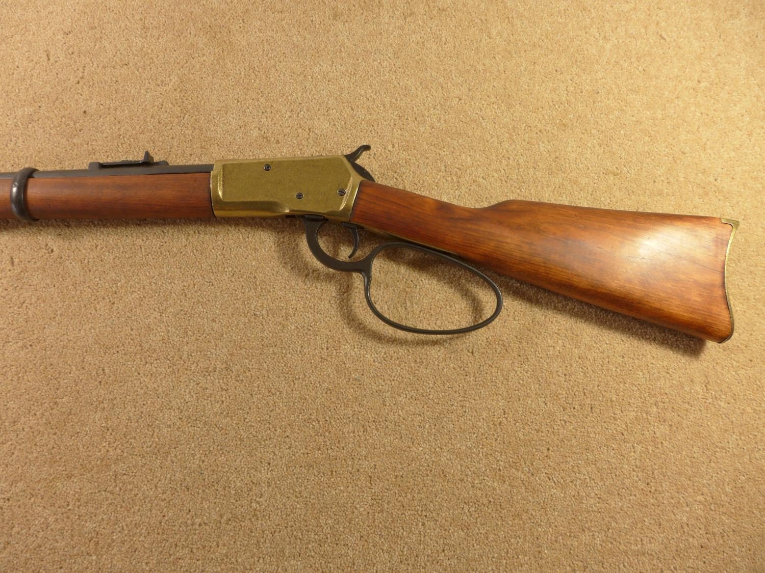 A DENIX REPLICA NON FIRING 'JOHN WAYNE' WINCHESTER RIFLE, WITH ORIGINAL BOX