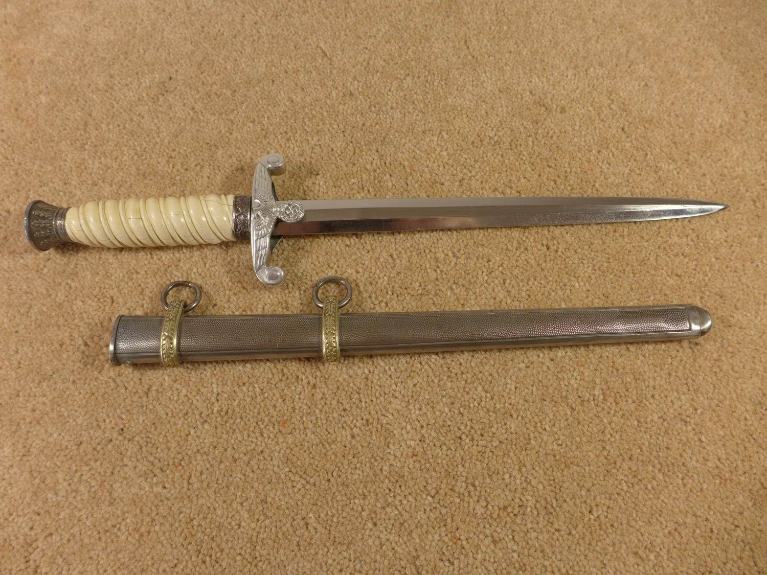 A WORLD WAR II NAZI GERMANY ARMY OFFICERS DAGGER (HEER DAGGER), 24CM BLADE
