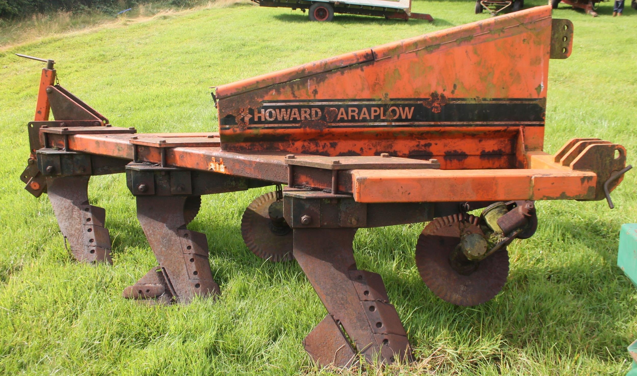 HOWARD PARAPLOW + VAT