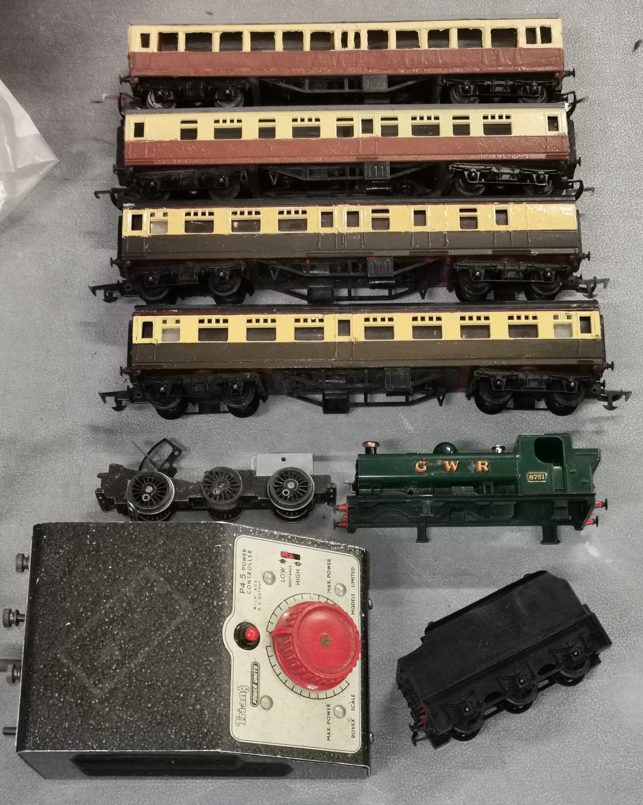 Hornby engine (loose from base), Triang power unit and 4 x assorted coaches