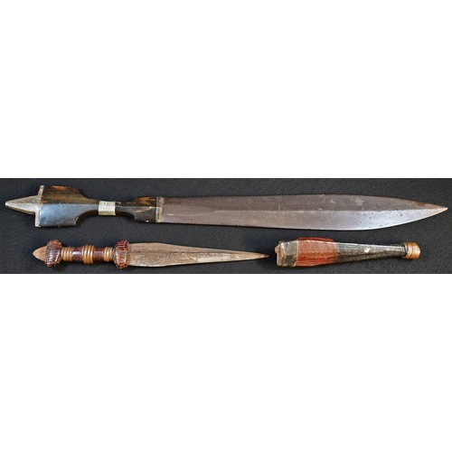 A Somali billao dagger or short sword, 35.5cm blade, horn hi... | Barnebys