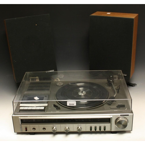 A Sanyo G1004 stereo music centre, with model MC-104 speakers