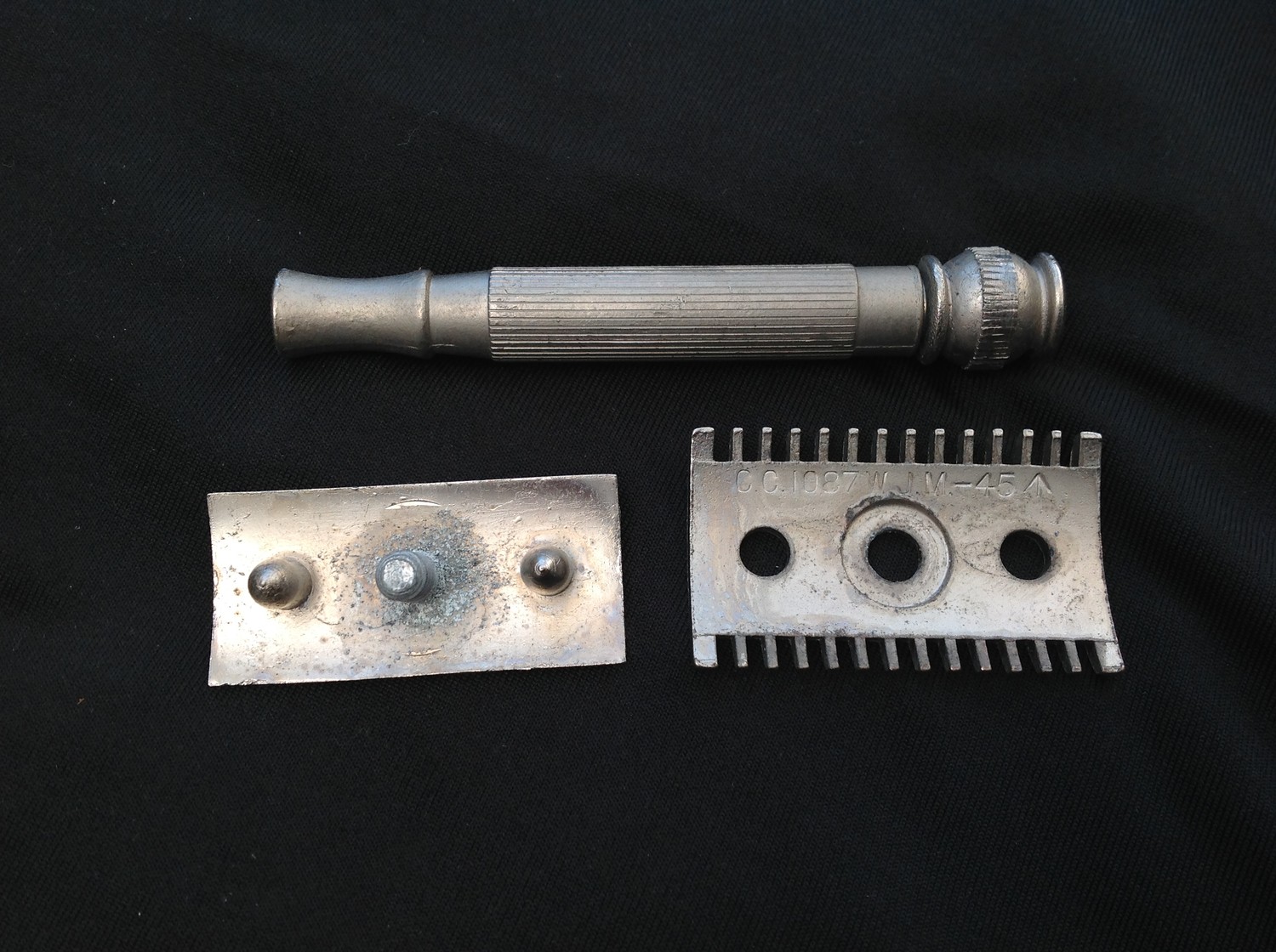 WW2 British Army Safety Razor maker marked and dated CC1087 ...