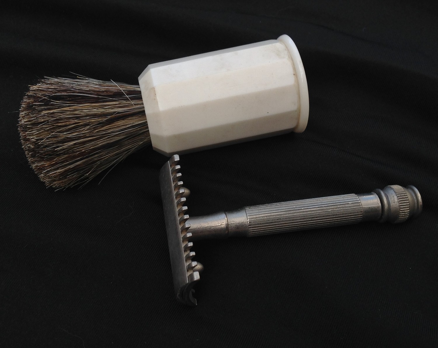 WW2 British Army Safety Razor maker marked and dated CC1087 ...