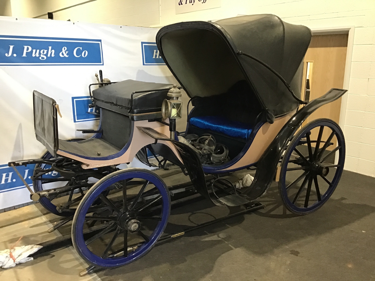 Horse drawn carriage with lamps. Very tidy. Blue