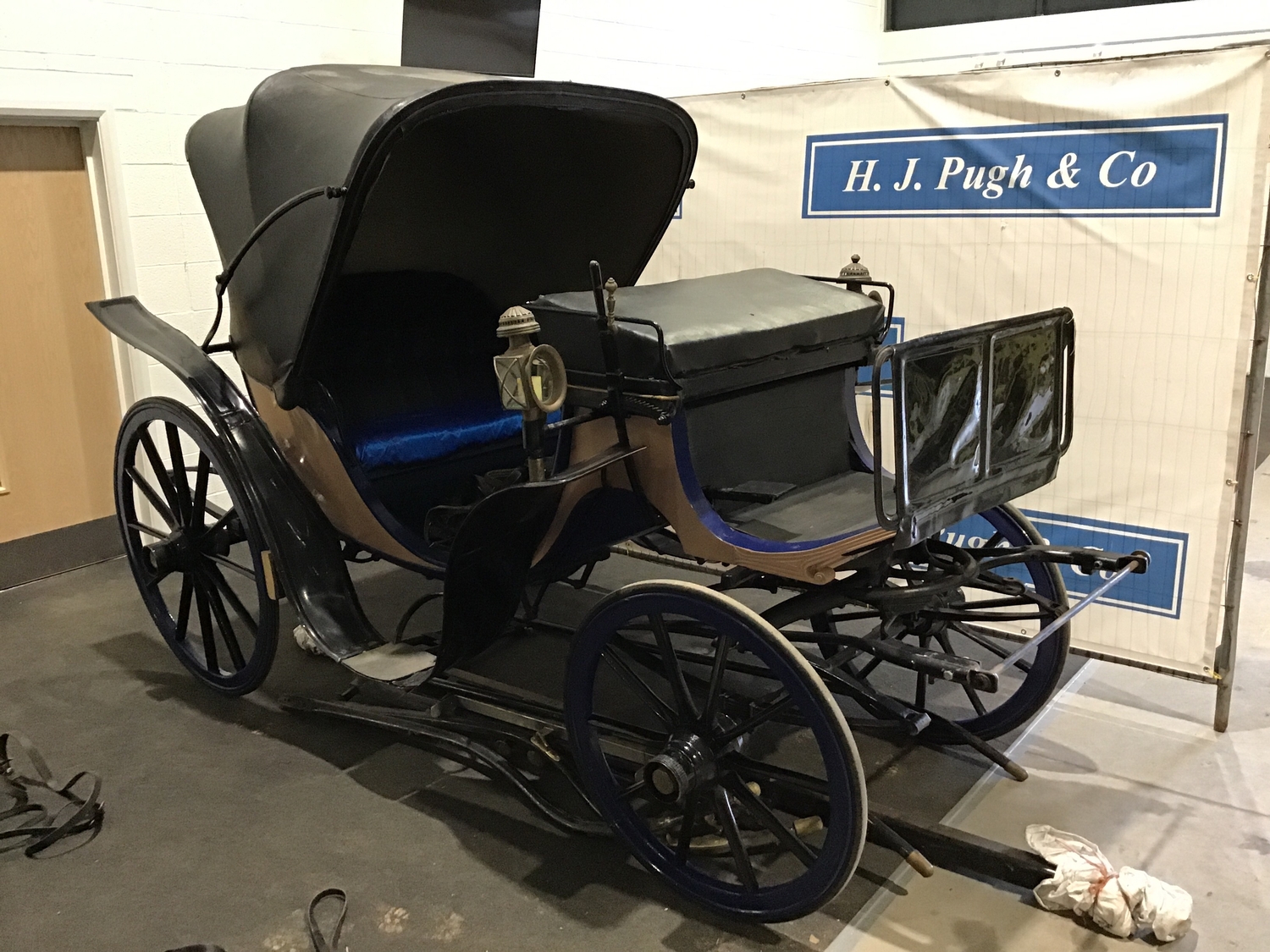 Horse drawn carriage with lamps. Very tidy. Blue