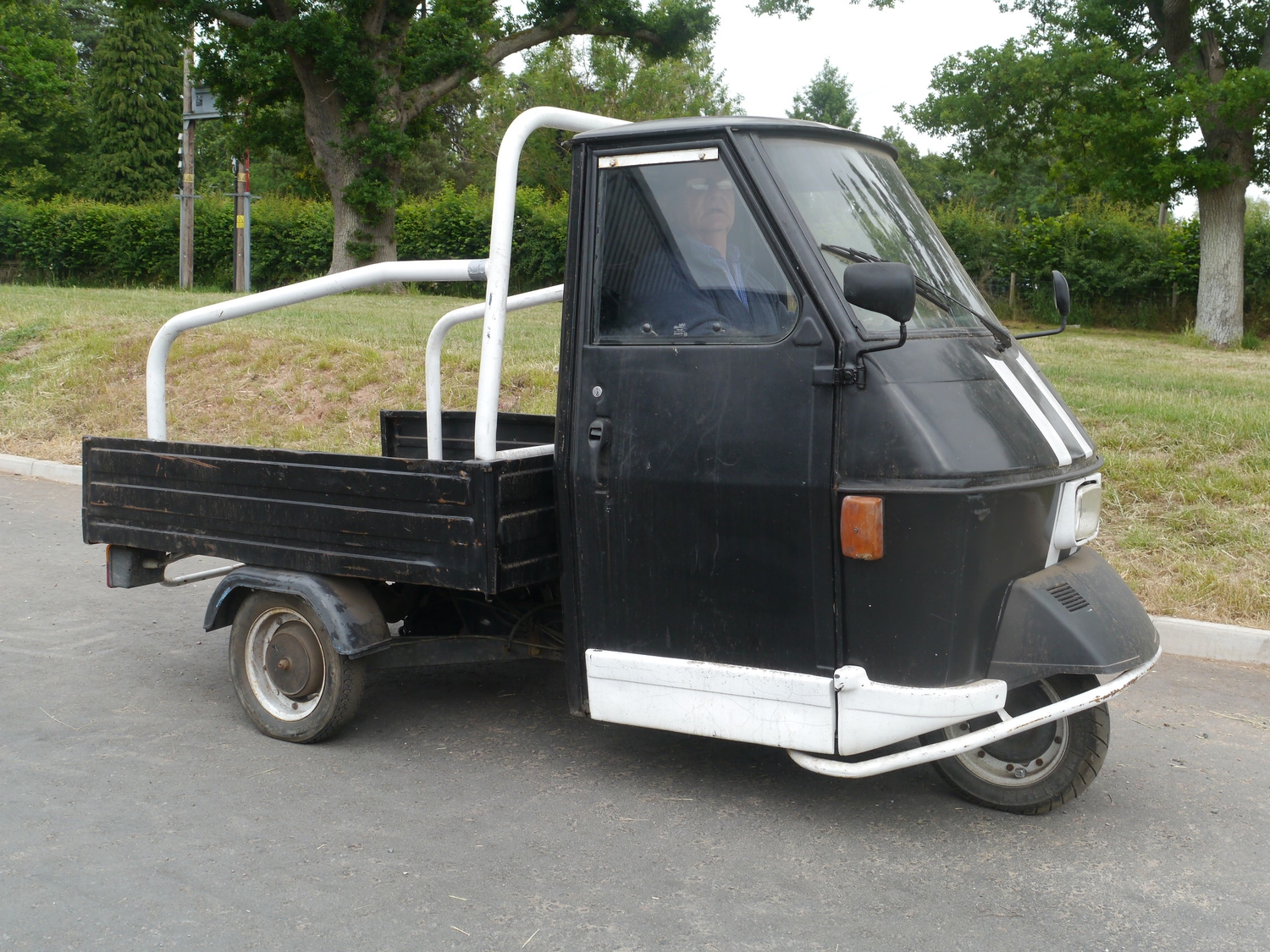 Piaggio APE 3 wheel vehicle. Starts and runs. No docs