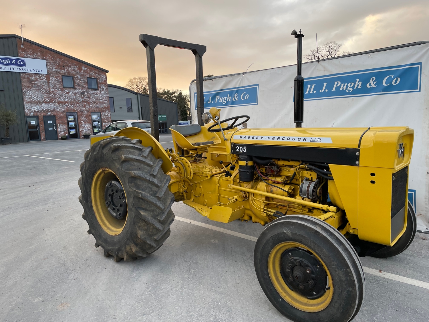 Massey Ferguson 205 Industrial tractor. Automatic, runs