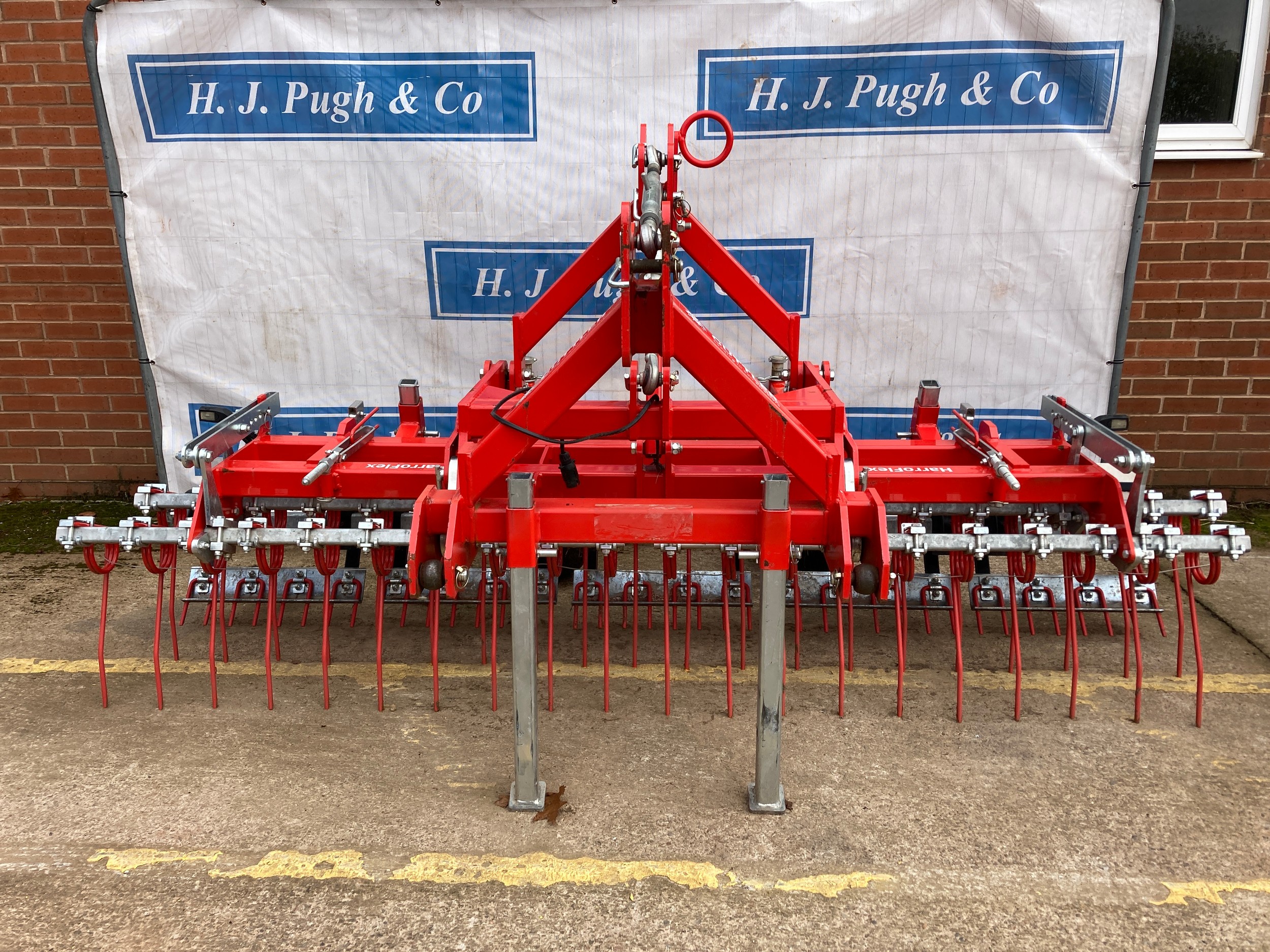 2018 Guttler Greenmaster 3M seeder with front mounted harrowflex